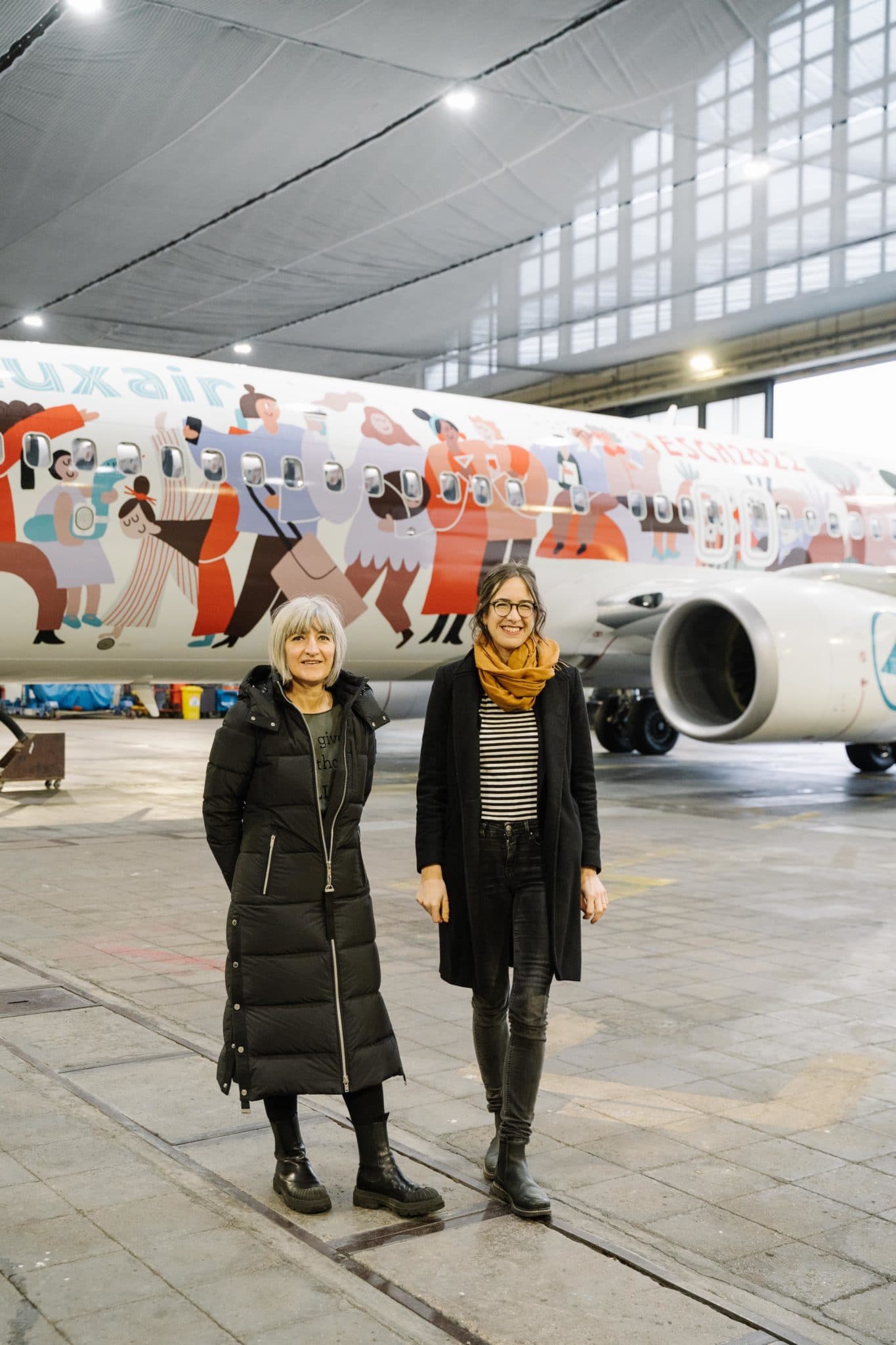 Illustrator Lynn Cosyn adorns a Luxair plane in the Esch2022 colours ...